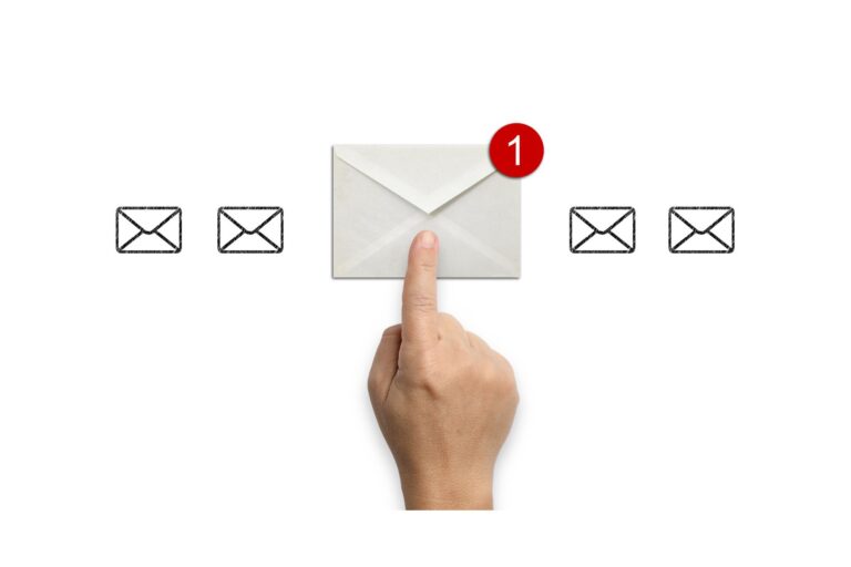 Czym jest phishing i spoofing? Zasady bezpieczeństwa w sieci | Scorise Czym jest phishing i spoofing? Zasady bezpieczeństwa w sieci | Scorise